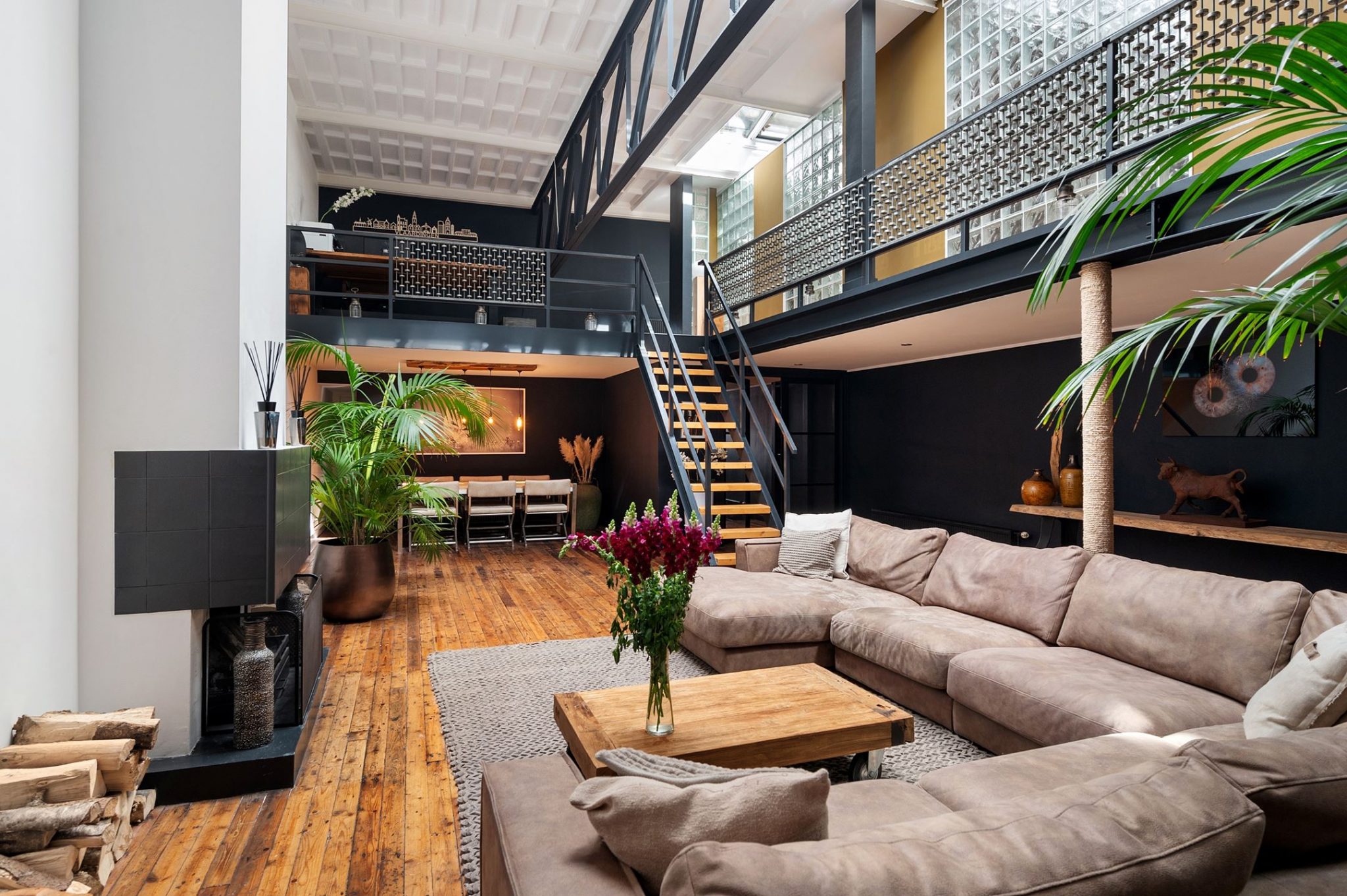 Une maison loft avec terrasse au style industriel aux Pays-Bas