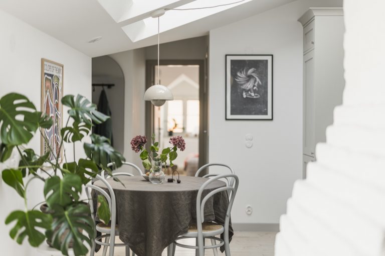 Un deux-pièces de 36m2 élégant et mansardé avec un grand balcon