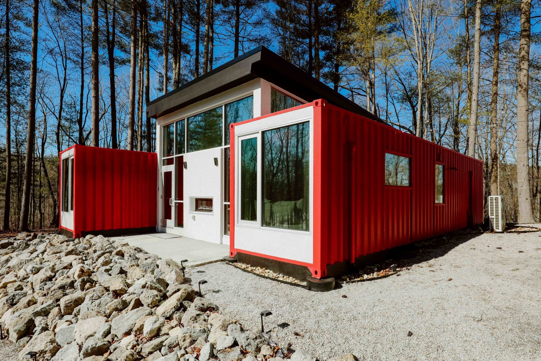 Une grande maison container rouge et blanche à l'histoire touchante