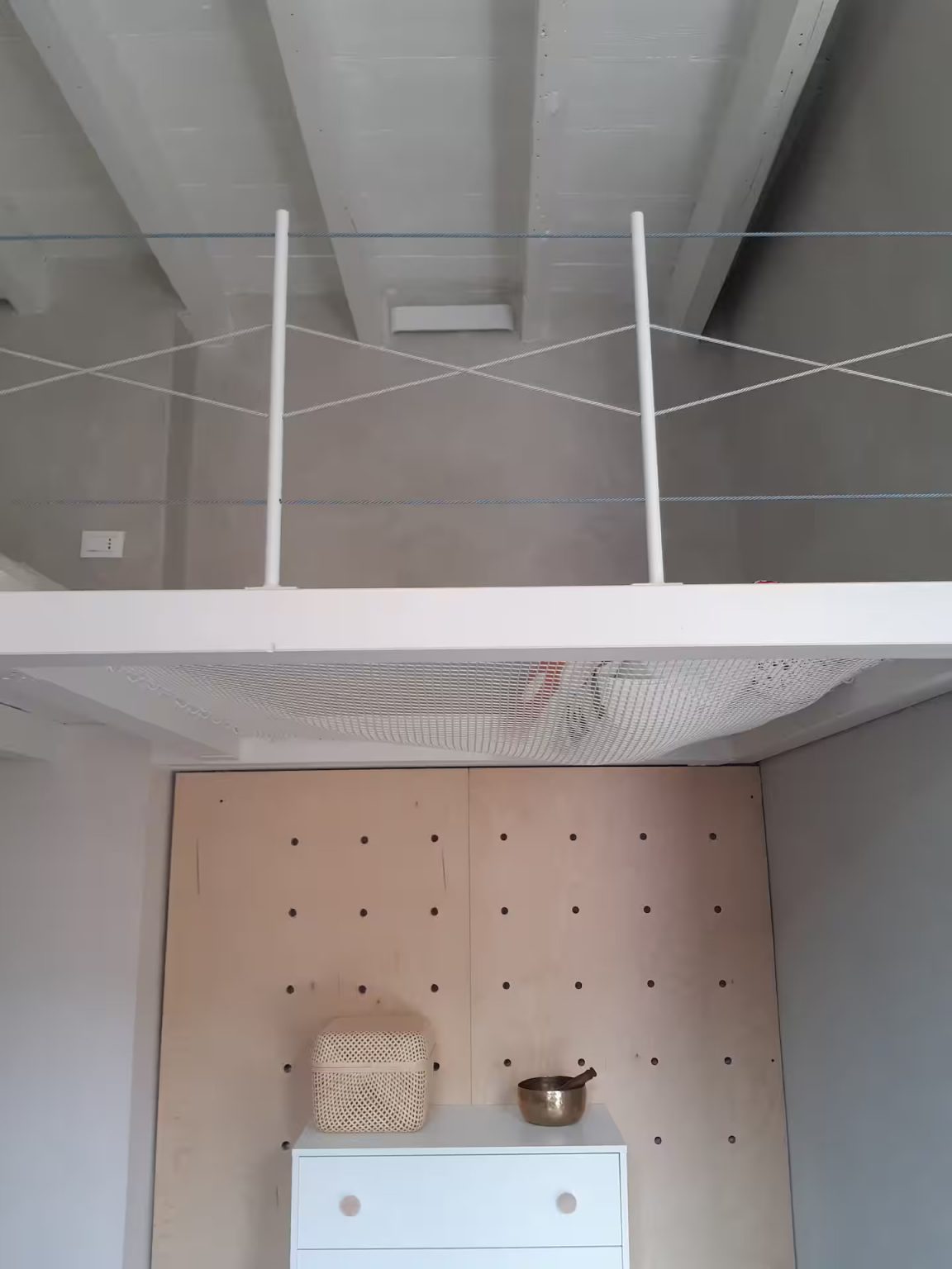 Un studio original avec mezzanine en couleurs à Milan