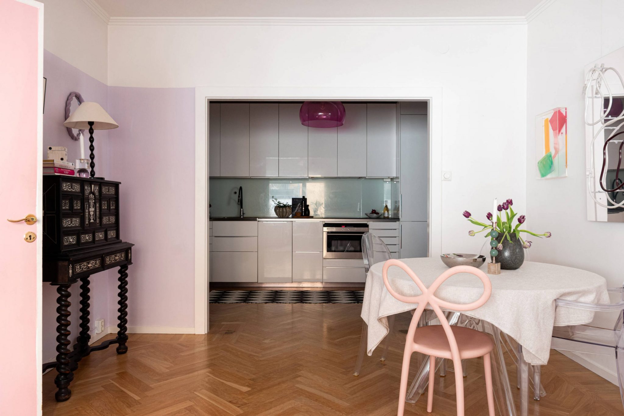 Un appartement rose et bleu de 46m2 design à Stockholm