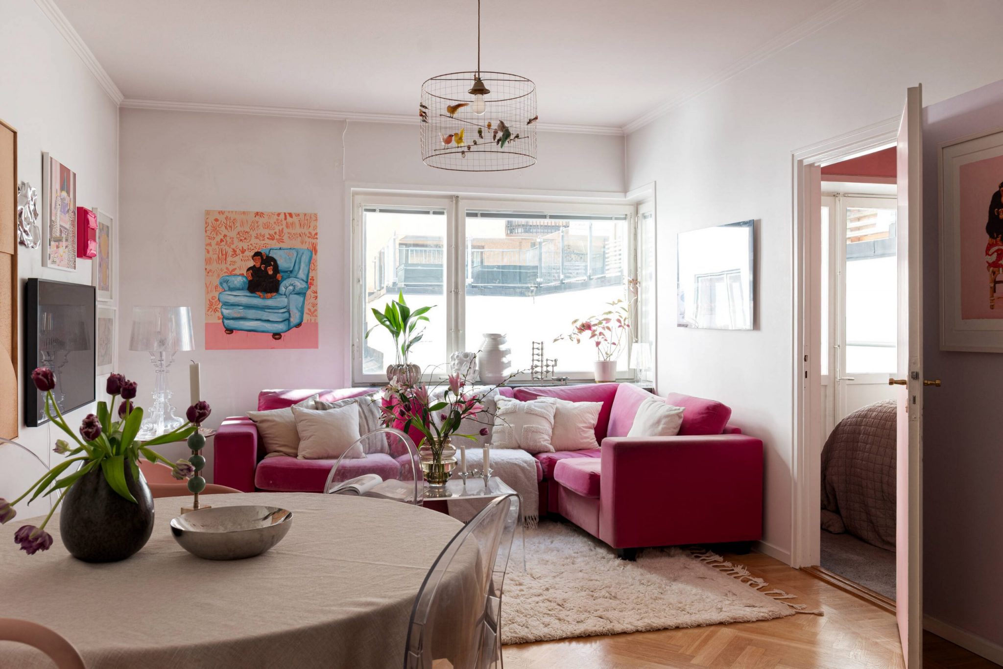 Un appartement rose et bleu de 46m2 design à Stockholm