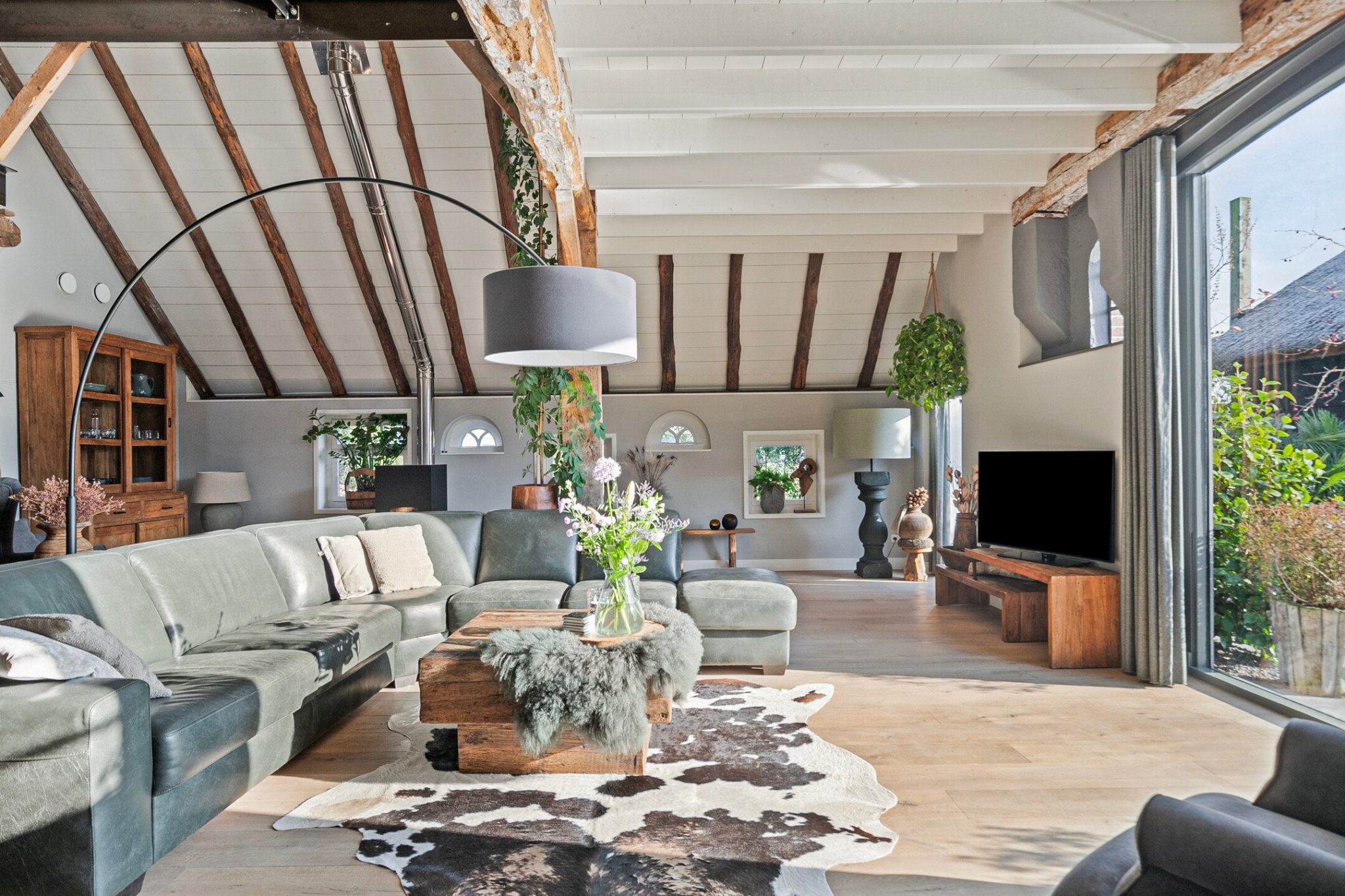 Une ferme ancienne rénovée en maison contemporaine aux Pays-Bas