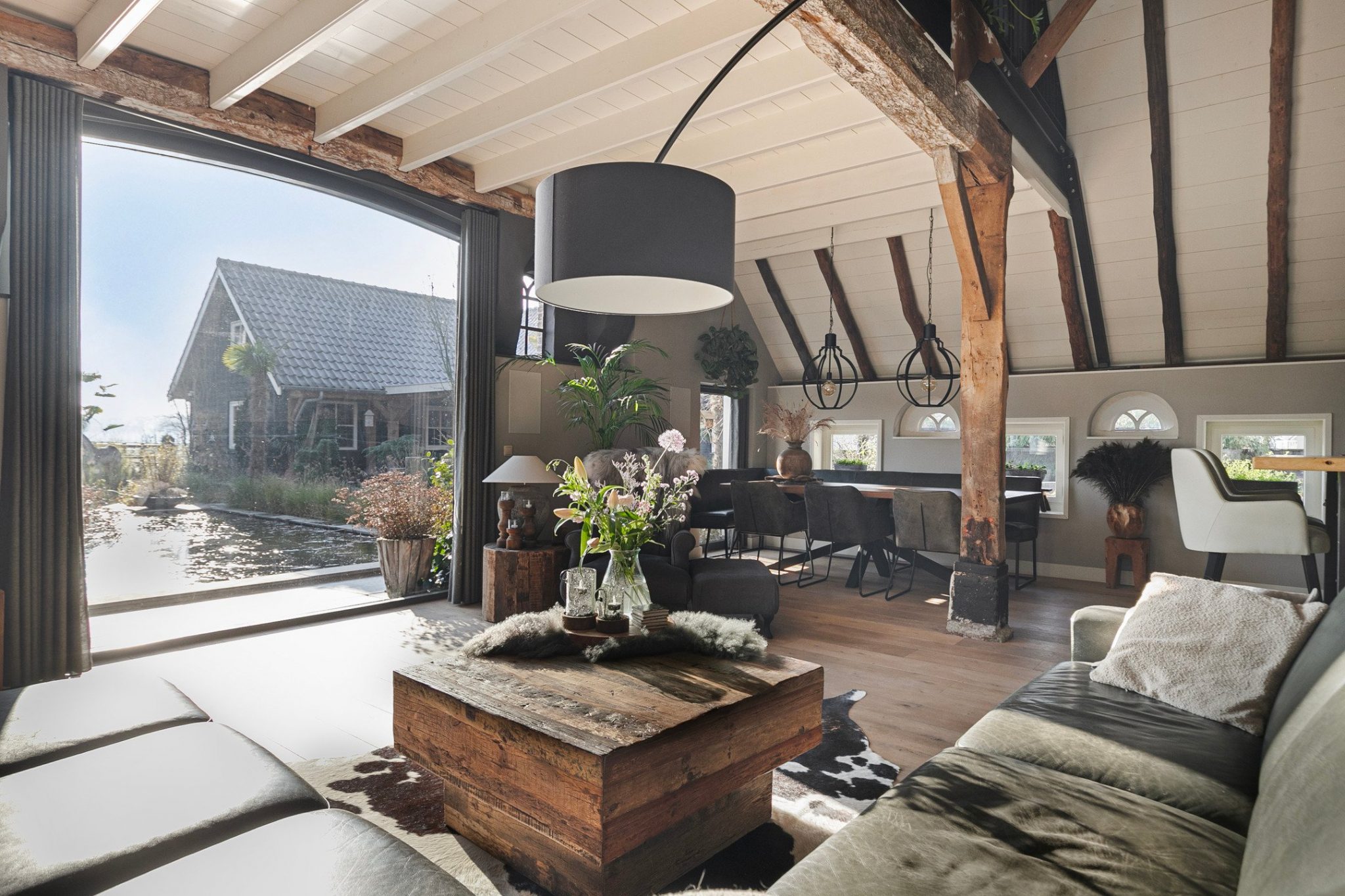 Une ferme ancienne rénovée en maison contemporaine aux Pays-Bas