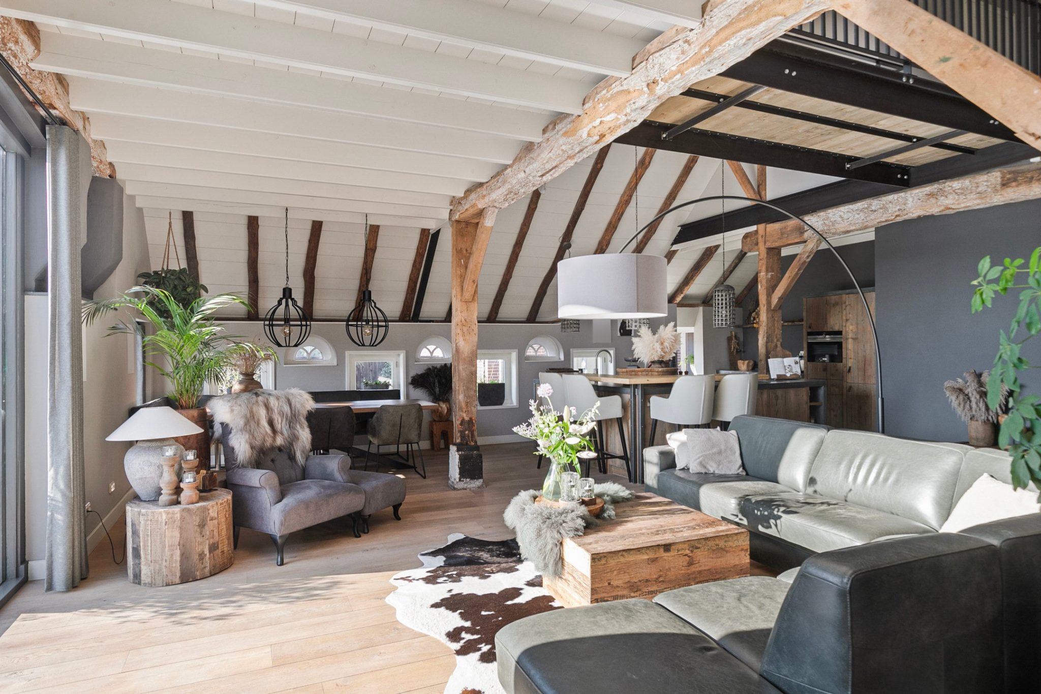 Une ferme ancienne rénovée en maison contemporaine aux Pays-Bas