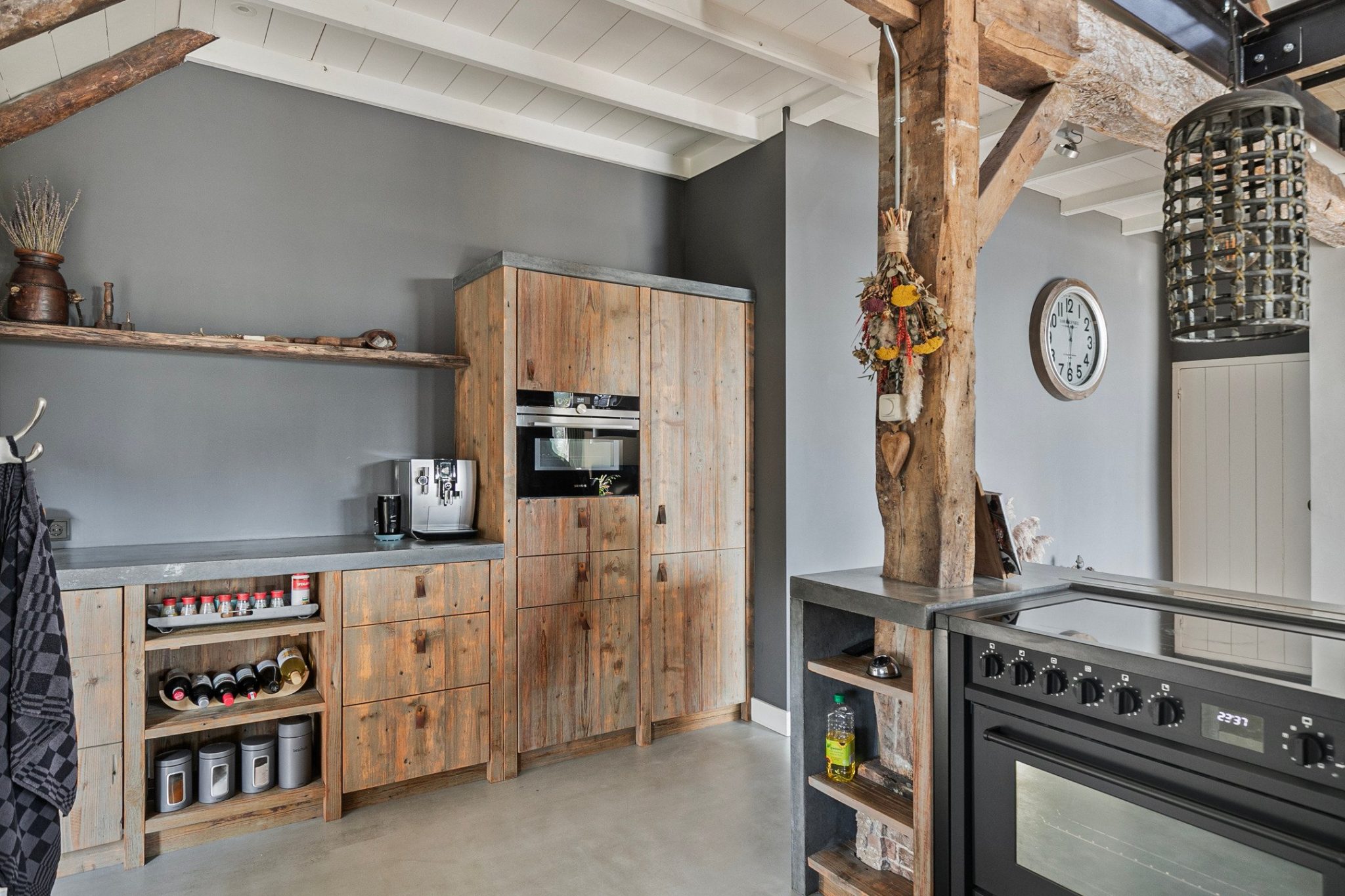 Une ferme ancienne rénovée en maison contemporaine aux Pays-Bas