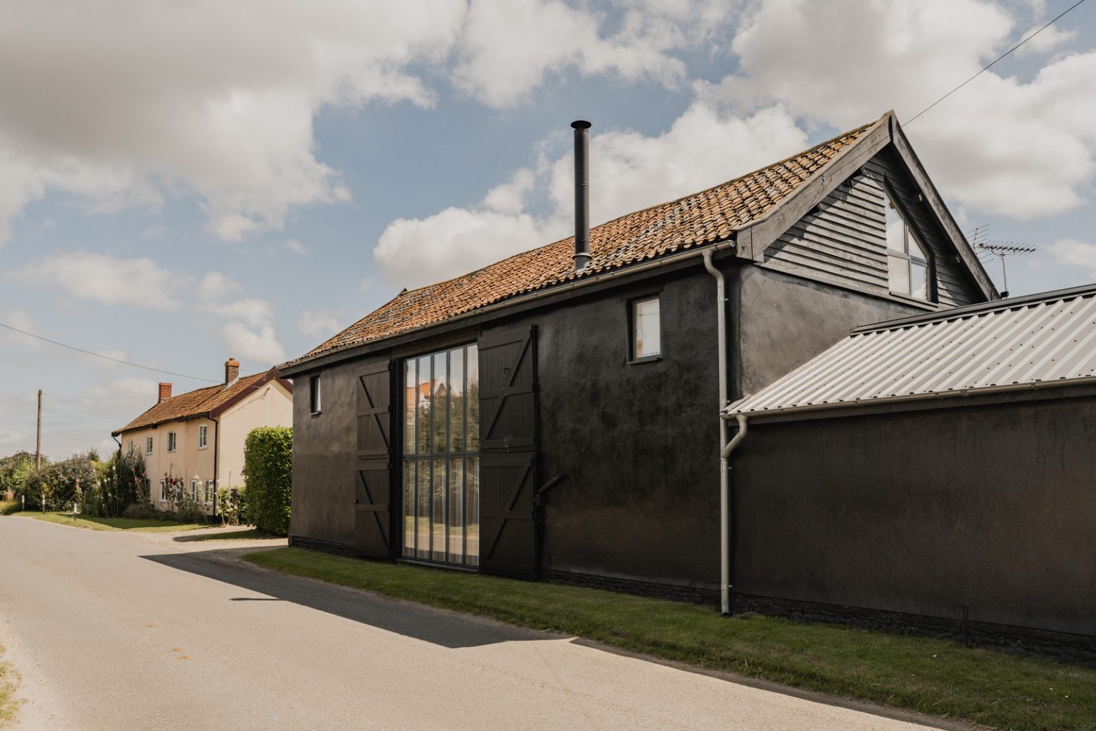Une grange rénovée dans le Norfolk à la façade noire et à l'intérieur ...