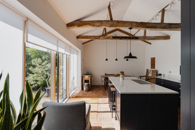 Une grange rénovée dans le Norfolk à la façade noire et à l'intérieur ...
