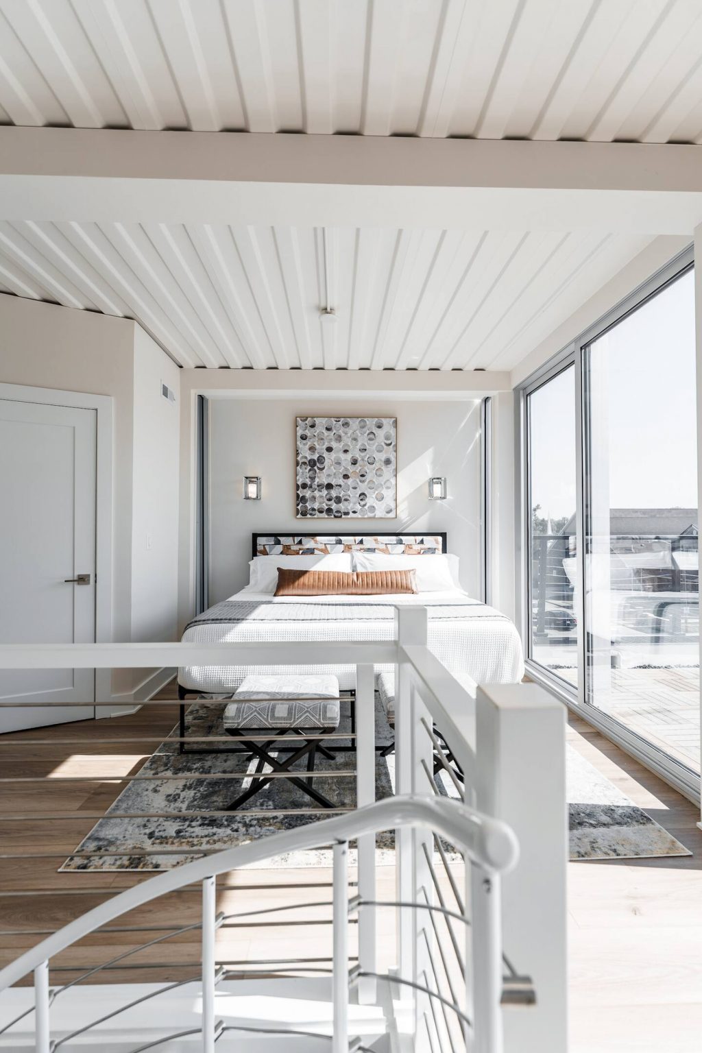 Une grande maison container blanche sur trois niveaux