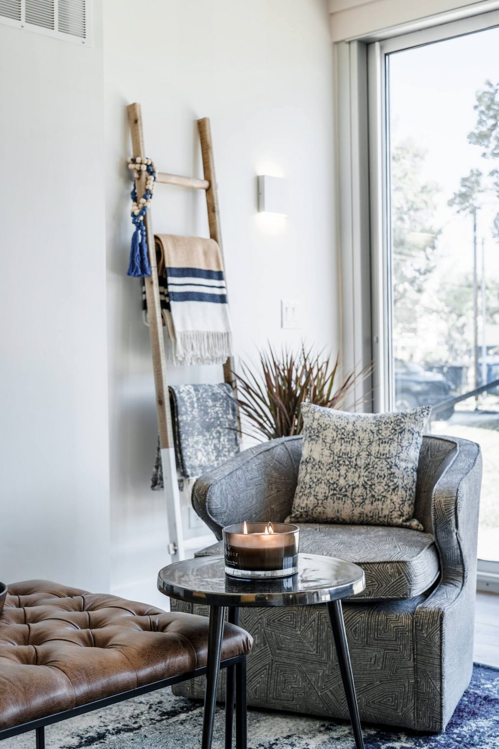 Une grande maison container blanche sur trois niveaux