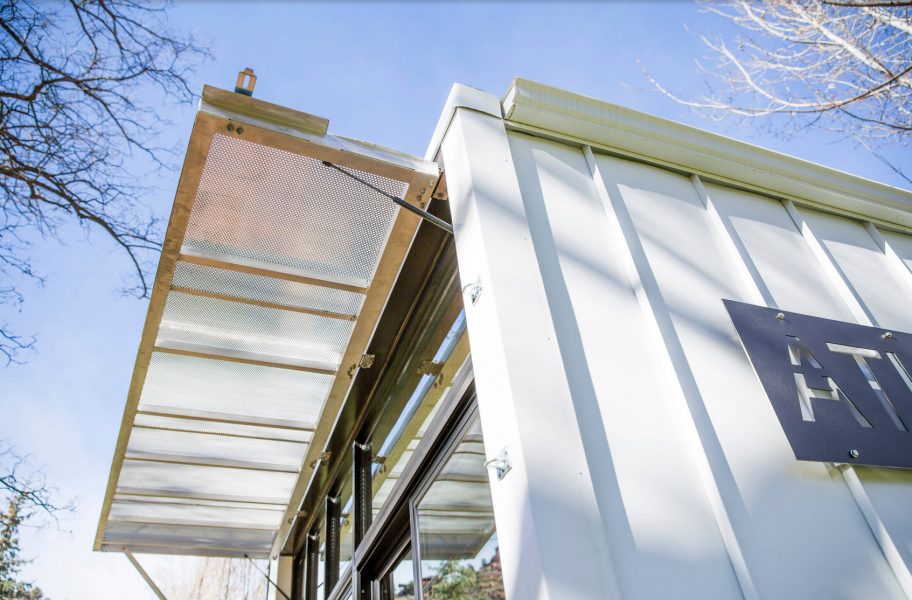 La tiny house Atlas de 18m2 a une terrasse rabattable
