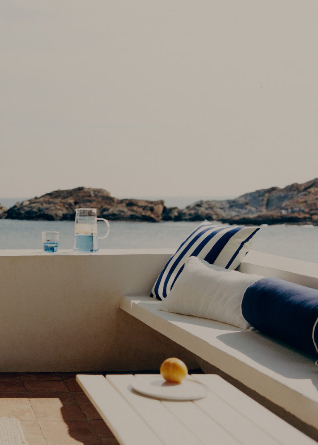 Une maison bleue sur la mer pour la dernière collection Mango Home