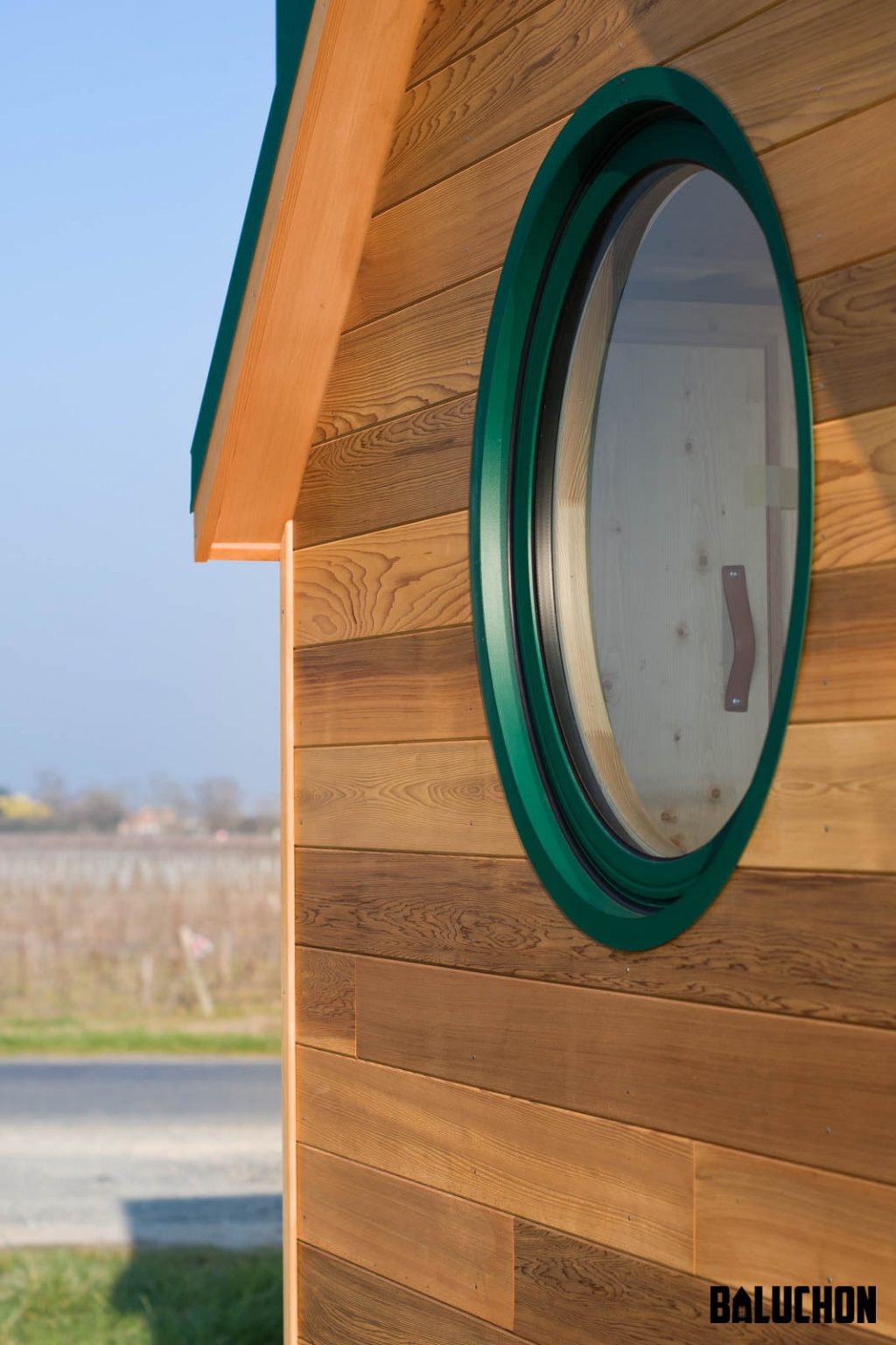 Une tiny house de 8m2 française par Baluchon pour une petite famille