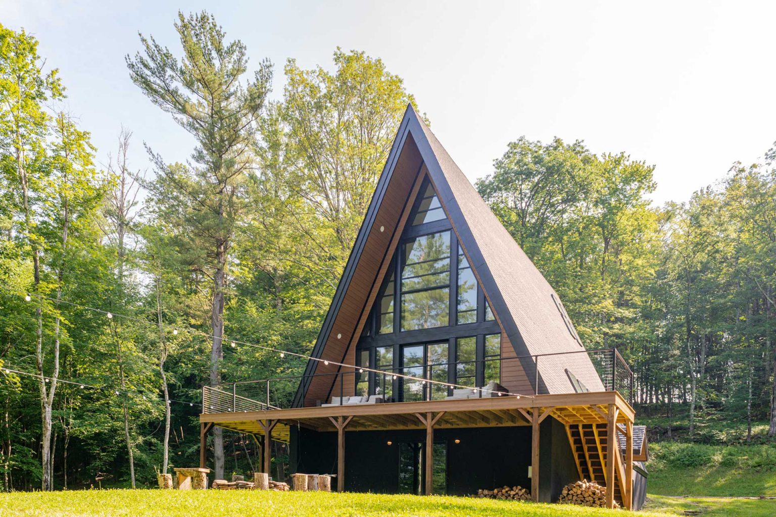 Une double maison A Frame spectaculaire au bord de l'eau