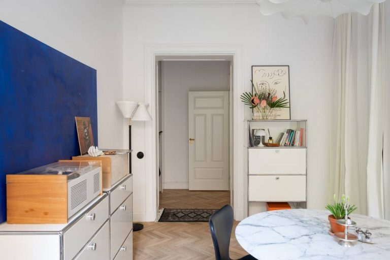 Un deux-pièces design de 55m2 rénové dans un immeuble ancien