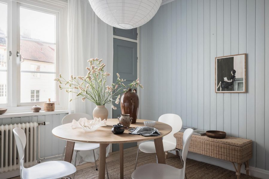 Un studio de 42m2 avec une grande cuisine en bleu doux