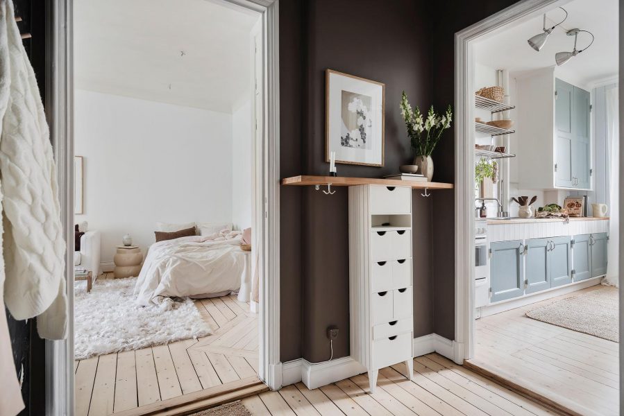 Un studio de 42m2 avec une grande cuisine en bleu doux