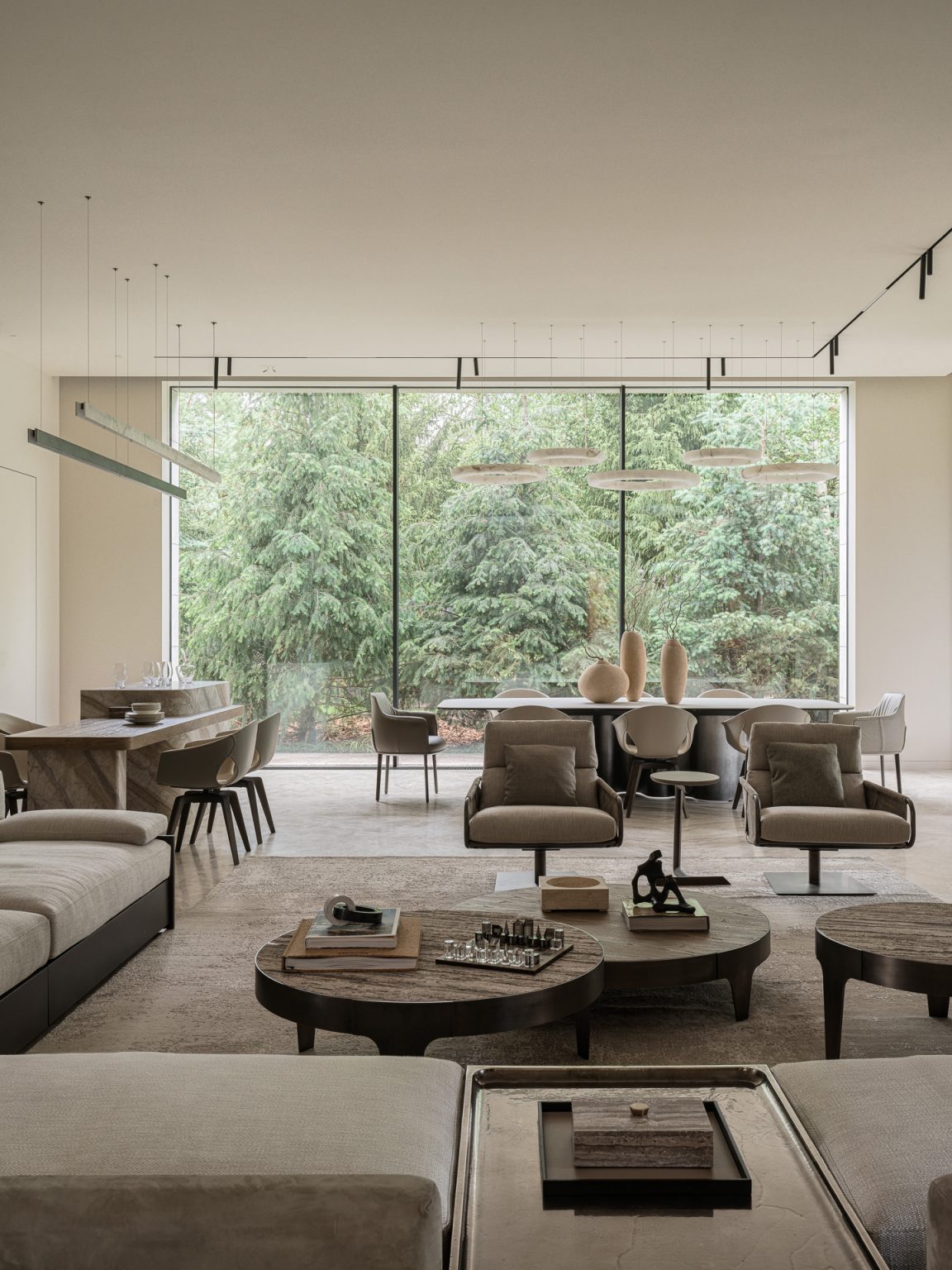 Une immense maison inspirée par le design japonais et sa piscine intérieure