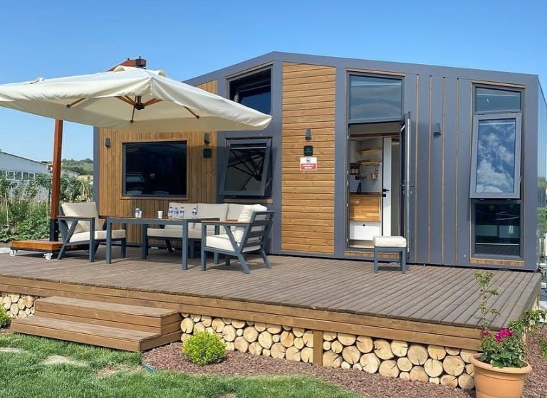 Une mini maison contemporaine avec terrasse au bord de l'eau en France