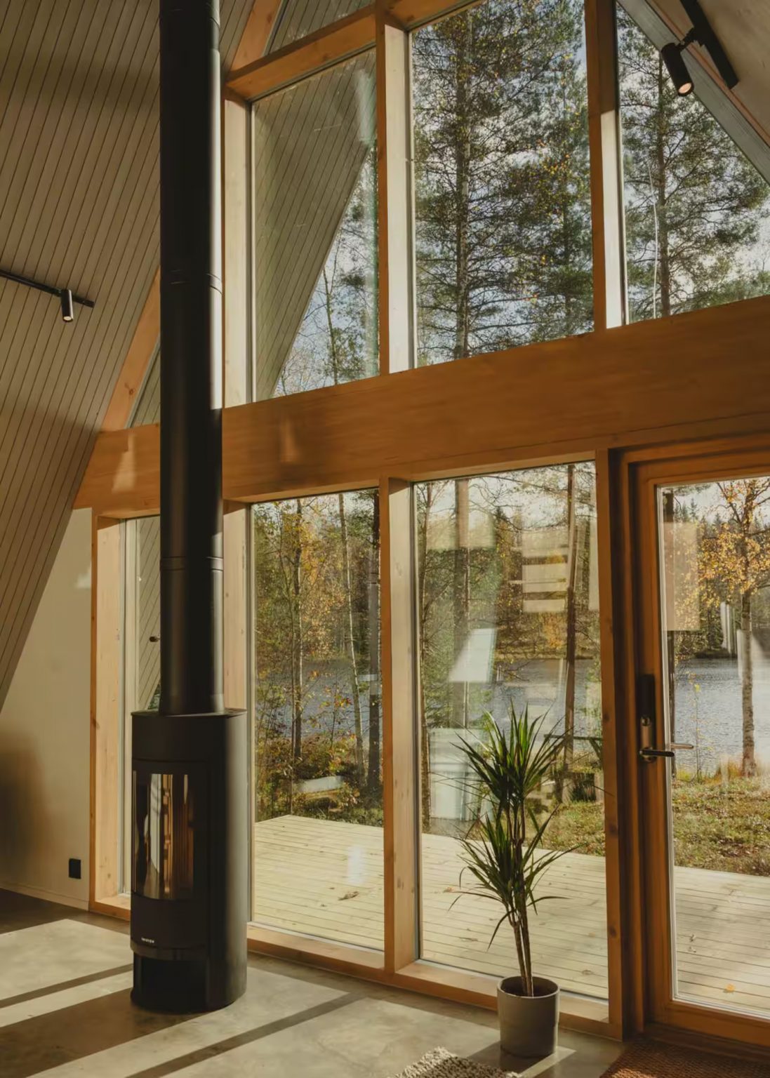 Une petite maison A Frame de 42m2 en Finlande près d'un lac