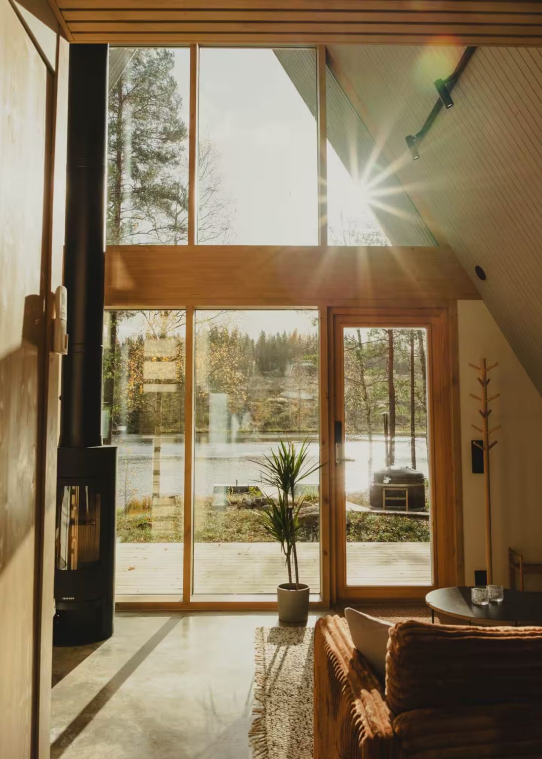 Une petite maison A Frame de 42m2 en Finlande près d'un lac