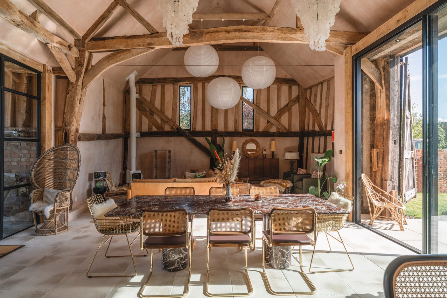 Une grange rénovée dans le Norfolk à la façade noire et à l'intérieur ...